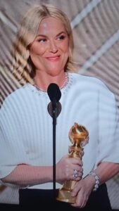Amy Poehler Vence o Globo de Ouro 2026 de Melhor Podcast - Sou Mais Pop